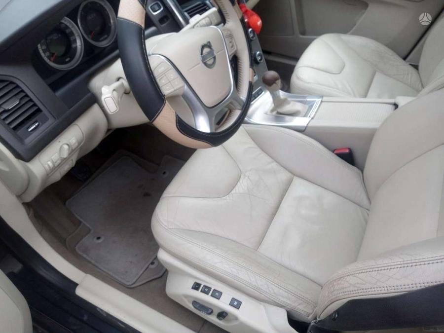 Melns Volvo XC60 2012 Viļņa, ar dzinēja tilpumu 2.40 L un nobraukumu 359 tūkst. km par 9000 €, foto 11 vietnē AUTOMOTO.COM.LV