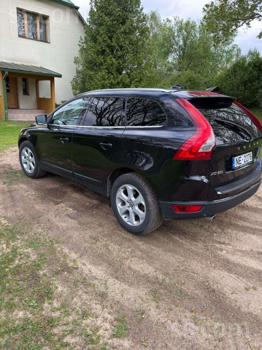 Black Volvo XC60 2012 in Cesis, with an engine capacity of 2.40 L and mileage of 367 thousand km for 11000 €, photo 1 on AUTOMOTO.COM.LV