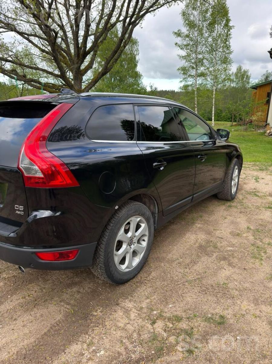 Black Volvo XC60 2012 in Cesis, with an engine capacity of 2.40 L and mileage of 367 thousand km for 11000 €, photo 3 on AUTOMOTO.COM.LV