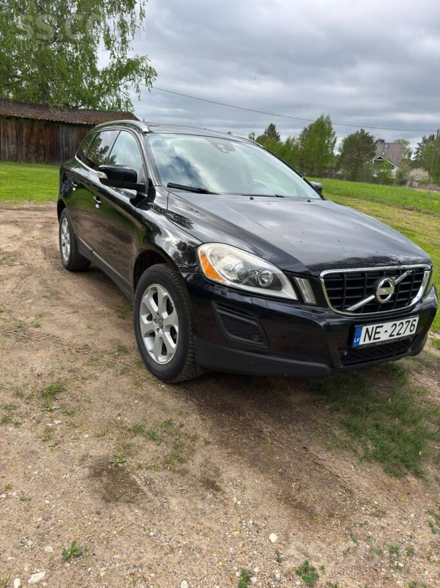 Black Volvo XC60 2012 in Cesis, with an engine capacity of 2.40 L and mileage of 367 thousand km for 11000 €, photo 4 on AUTOMOTO.COM.LV