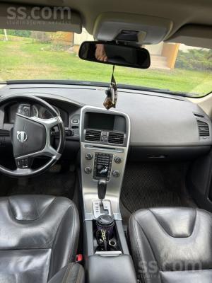 Black Volvo XC60 2012 in Cesis, with an engine capacity of 2.40 L and mileage of 367 thousand km for 11000 €, photo 7 on AUTOMOTO.COM.LV