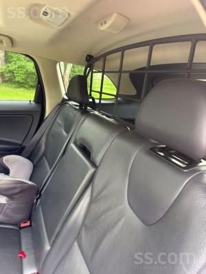 Black Volvo XC60 2012 in Cesis, with an engine capacity of 2.40 L and mileage of 367 thousand km for 11000 €, photo 10 on AUTOMOTO.COM.LV