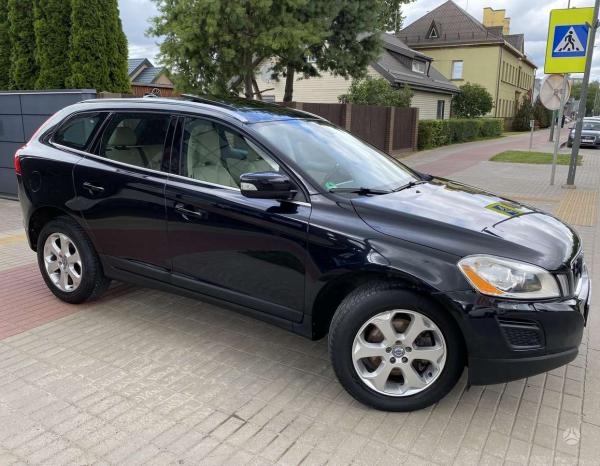 Black Volvo XC60 2012 in Marijampole, with an engine capacity of 2.40 L and mileage of 199 thousand km for 10999 €, photo 10 on AUTOMOTO.COM.LV