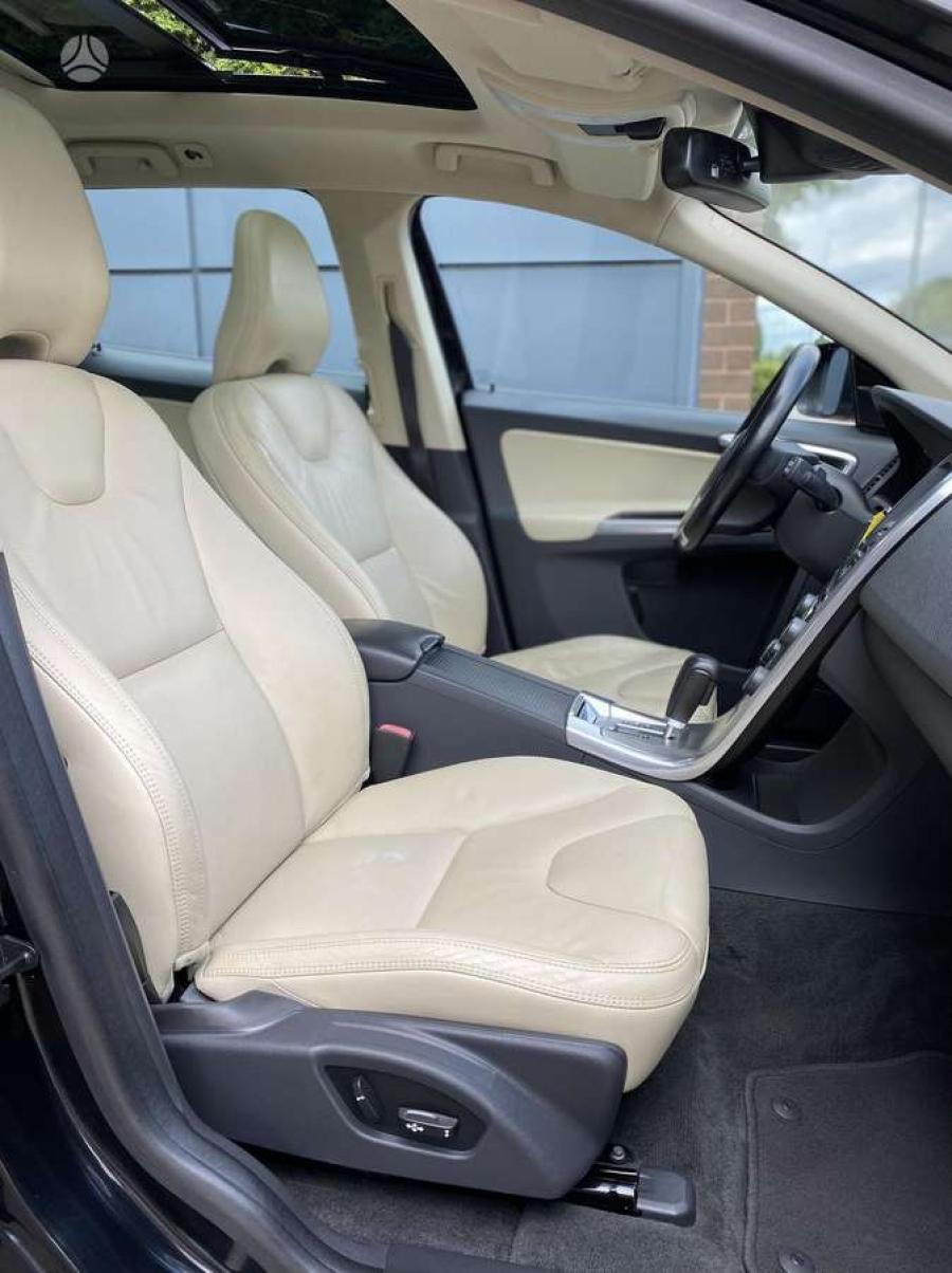 Melns Volvo XC60 2012 Marijampole, ar dzinēja tilpumu 2.40 L un nobraukumu 199 tūkst. km par 10999 €, foto 33 vietnē AUTOMOTO.COM.LV