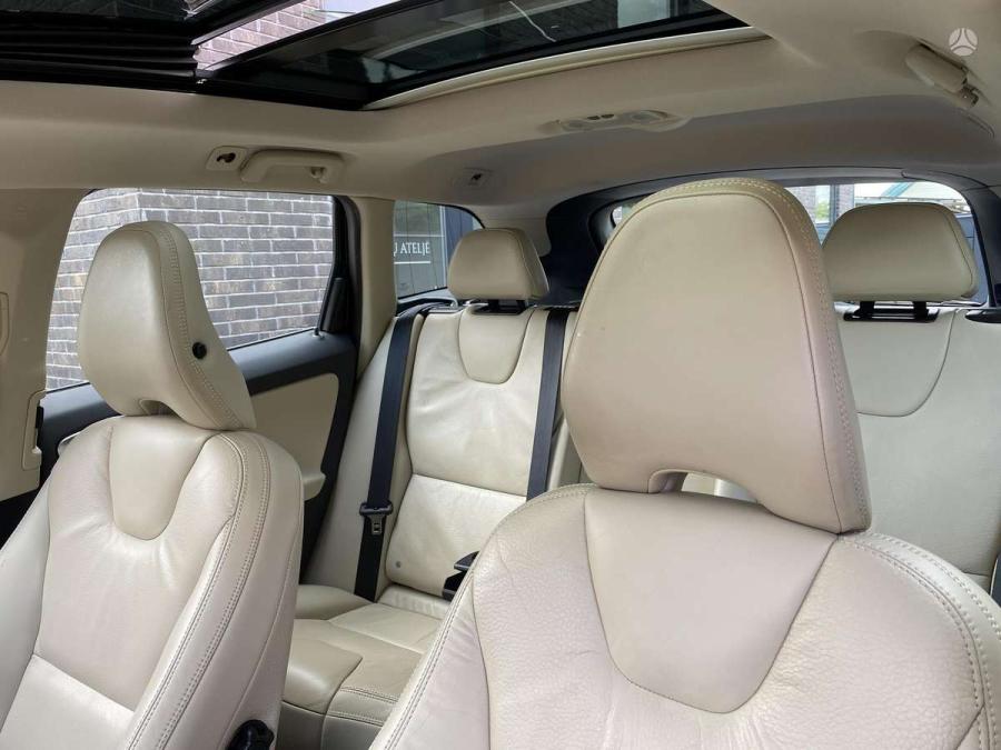 Melns Volvo XC60 2012 Marijampole, ar dzinēja tilpumu 2.40 L un nobraukumu 199 tūkst. km par 10999 €, foto 35 vietnē AUTOMOTO.COM.LV