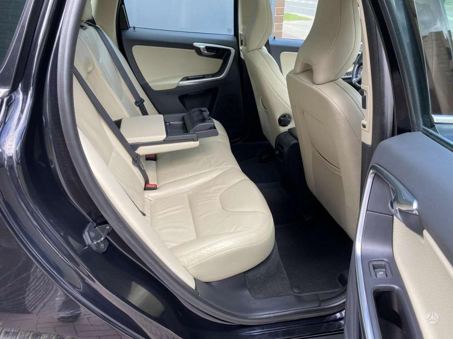 Melns Volvo XC60 2012 Marijampole, ar dzinēja tilpumu 2.40 L un nobraukumu 199 tūkst. km par 10999 €, foto 39 vietnē AUTOMOTO.COM.LV
