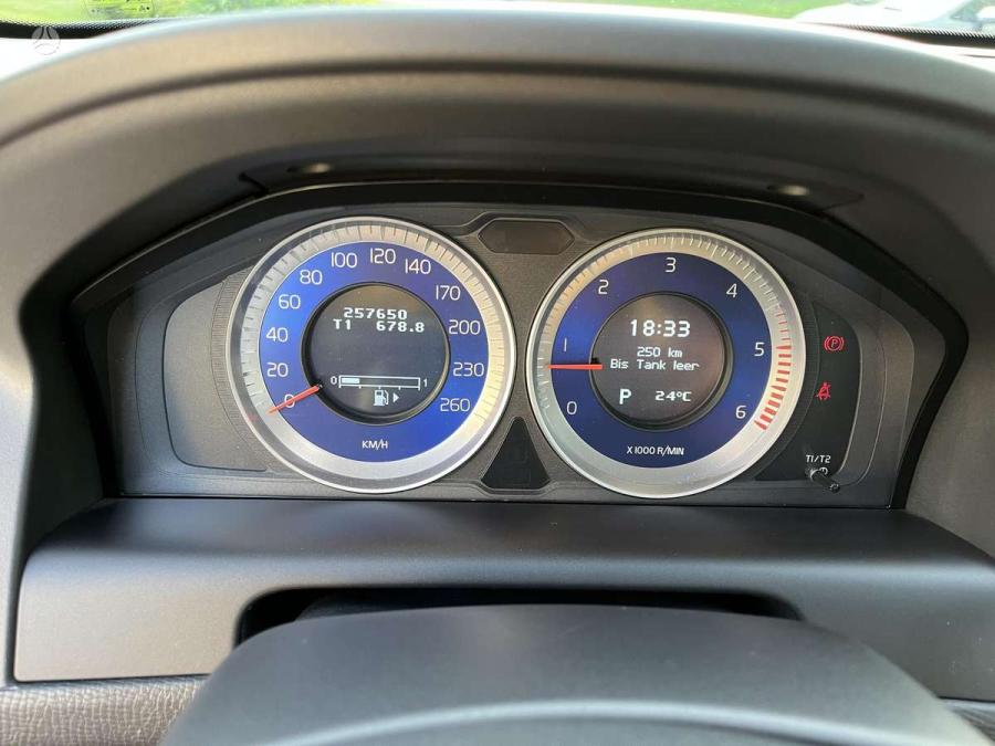 Melns Volvo XC60 2012 Viļņa, ar dzinēja tilpumu 2.40 L un nobraukumu 258 tūkst. km par 9899 €, foto 21 vietnē AUTOMOTO.COM.LV