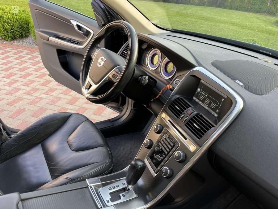 Melns Volvo XC60 2012 Viļņa, ar dzinēja tilpumu 2.40 L un nobraukumu 258 tūkst. km par 9899 €, foto 32 vietnē AUTOMOTO.COM.LV