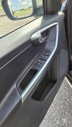 Melns Volvo XC60 2012 Kauņa, ar dzinēja tilpumu 2.40 L un nobraukumu 247 tūkst. km par 10200 €, foto 23 vietnē AUTOMOTO.COM.LV