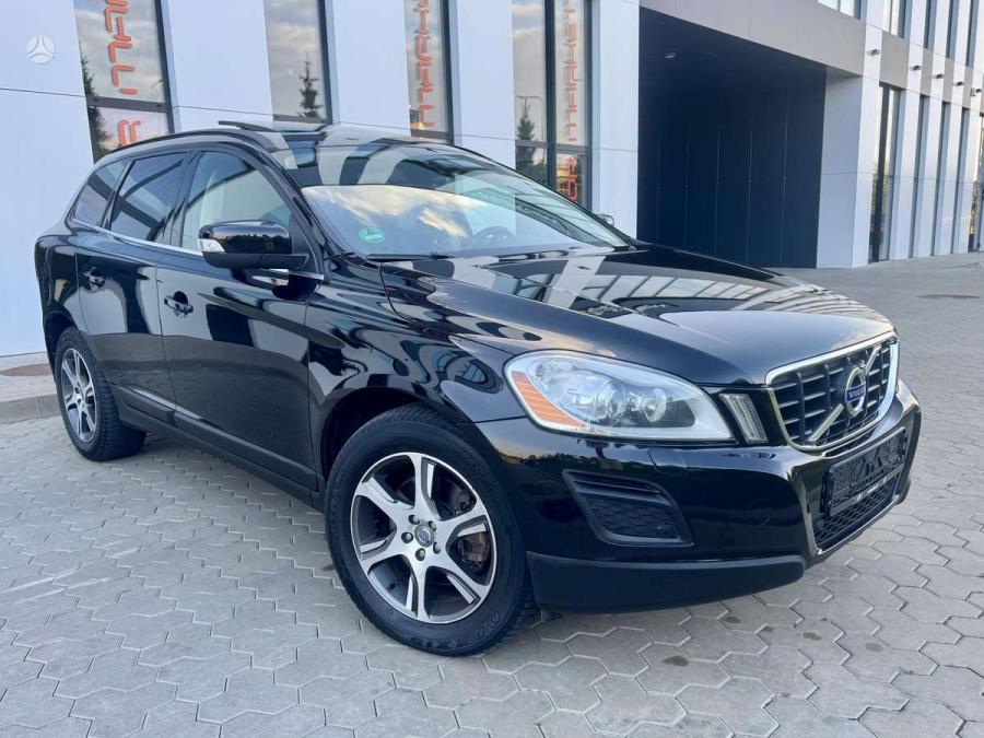 Black Volvo XC60 2012 in Vilnius, with an engine capacity of 2.40 L and mileage of 232 thousand km for 7950 €, photo 4 on AUTOMOTO.COM.LV