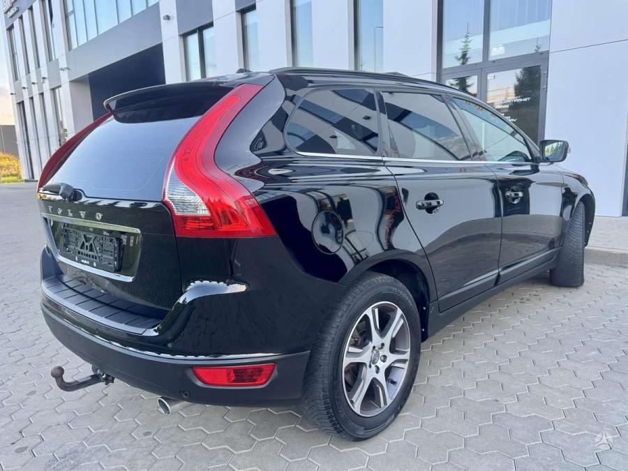 Black Volvo XC60 2012 in Vilnius, with an engine capacity of 2.40 L and mileage of 232 thousand km for 7950 €, photo 5 on AUTOMOTO.COM.LV