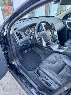 Black Volvo XC60 2012 in Vilnius, with an engine capacity of 2.40 L and mileage of 232 thousand km for 7950 €, photo 8 on AUTOMOTO.COM.LV