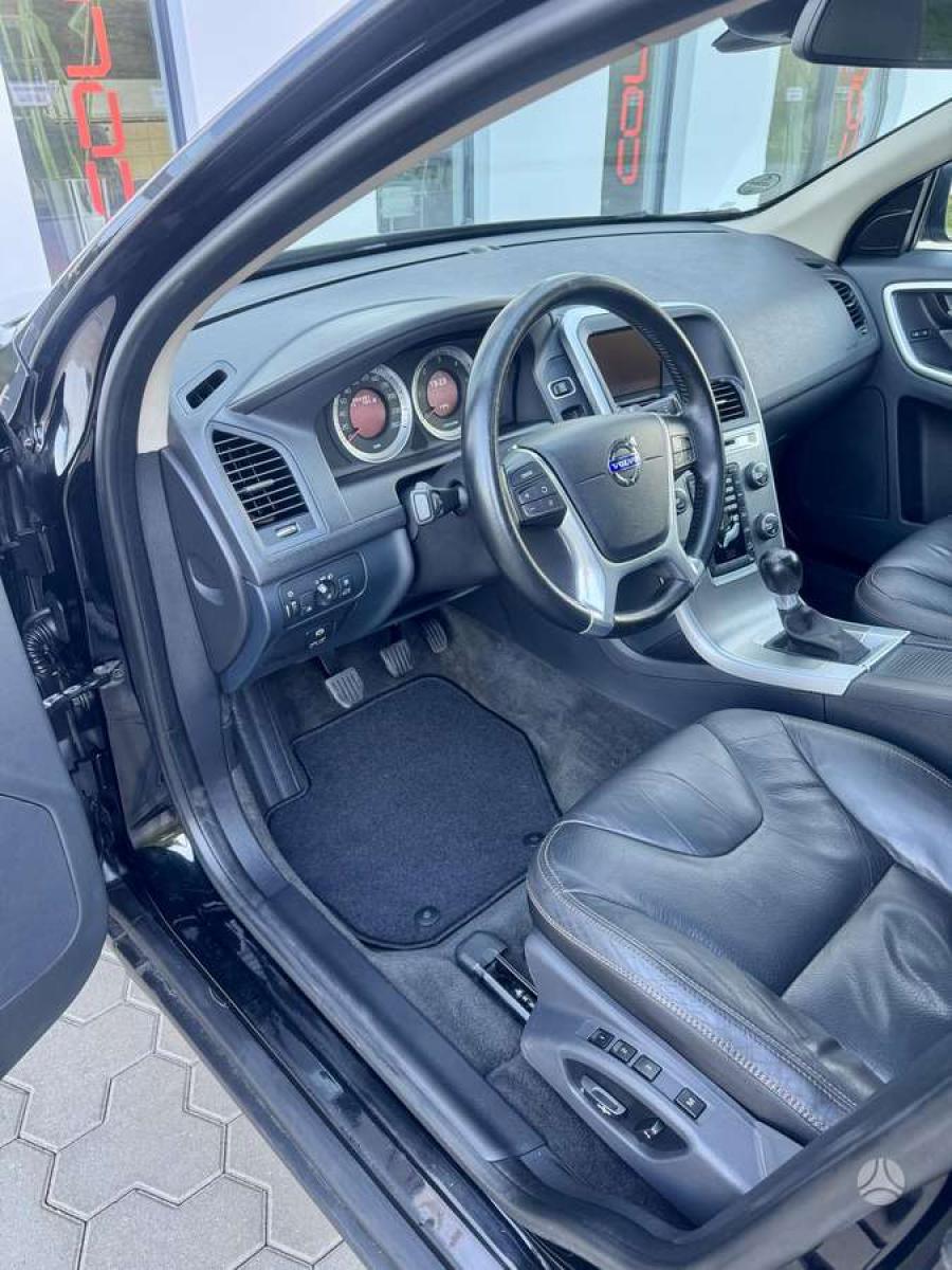 Black Volvo XC60 2012 in Vilnius, with an engine capacity of 2.40 L and mileage of 232 thousand km for 7950 €, photo 8 on AUTOMOTO.COM.LV