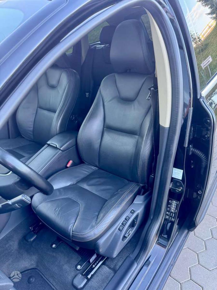 Black Volvo XC60 2012 in Vilnius, with an engine capacity of 2.40 L and mileage of 232 thousand km for 7950 €, photo 9 on AUTOMOTO.COM.LV