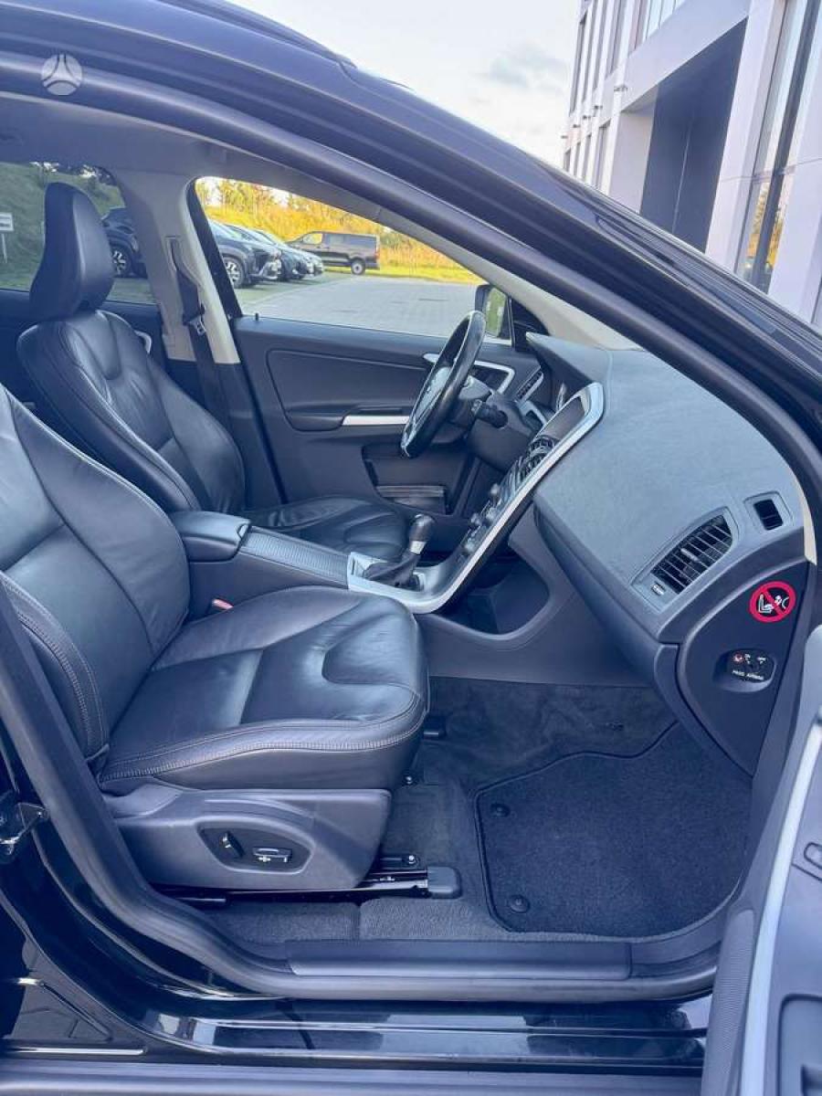 Black Volvo XC60 2012 in Vilnius, with an engine capacity of 2.40 L and mileage of 232 thousand km for 7950 €, photo 13 on AUTOMOTO.COM.LV