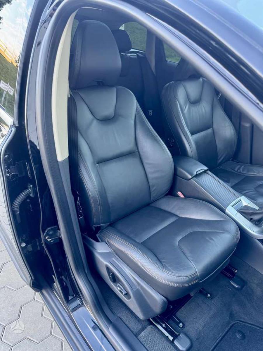 Black Volvo XC60 2012 in Vilnius, with an engine capacity of 2.40 L and mileage of 232 thousand km for 7950 €, photo 14 on AUTOMOTO.COM.LV