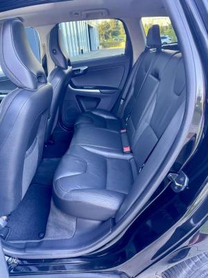 Black Volvo XC60 2012 in Vilnius, with an engine capacity of 2.40 L and mileage of 232 thousand km for 7950 €, photo 16 on AUTOMOTO.COM.LV