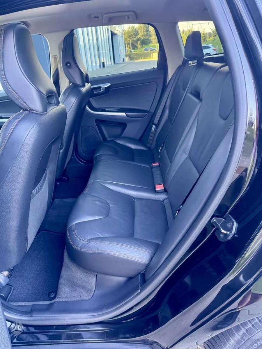 Black Volvo XC60 2012 in Vilnius, with an engine capacity of 2.40 L and mileage of 232 thousand km for 7950 €, photo 16 on AUTOMOTO.COM.LV