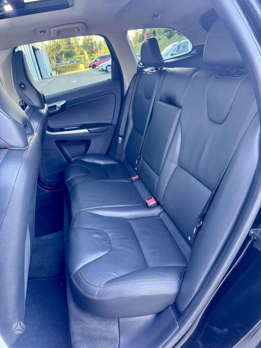 Black Volvo XC60 2012 in Vilnius, with an engine capacity of 2.40 L and mileage of 232 thousand km for 7950 €, photo 17 on AUTOMOTO.COM.LV