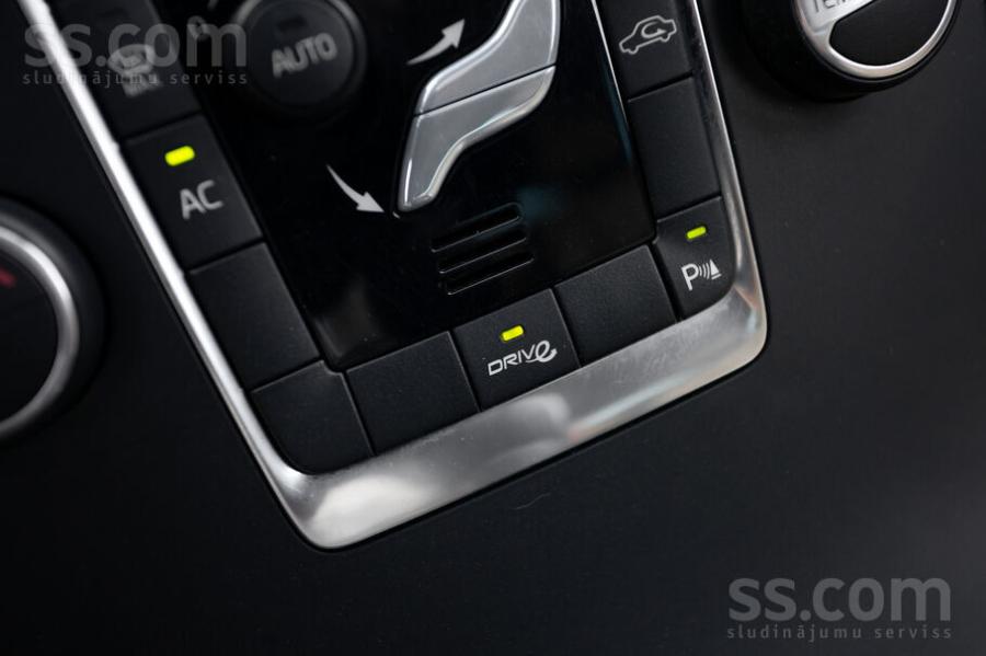 Black Volvo XC60 2012 in Jelgava, with an engine capacity of 2.00 L and mileage of 304 thousand km for 7000 €, photo 22 on AUTOMOTO.COM.LV