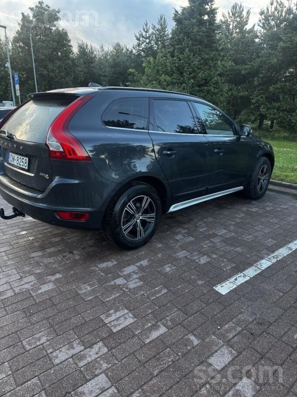 Volvo XC60 2012 in Liepaja on AUTOMOTO.COM.LV Black Volvo XC60 2012 in Liepaja, with an engine capacity of 2.00 L and mileage of 249 thousand km for 10500 €, photo 4 on AUTOMOTO.COM.LV