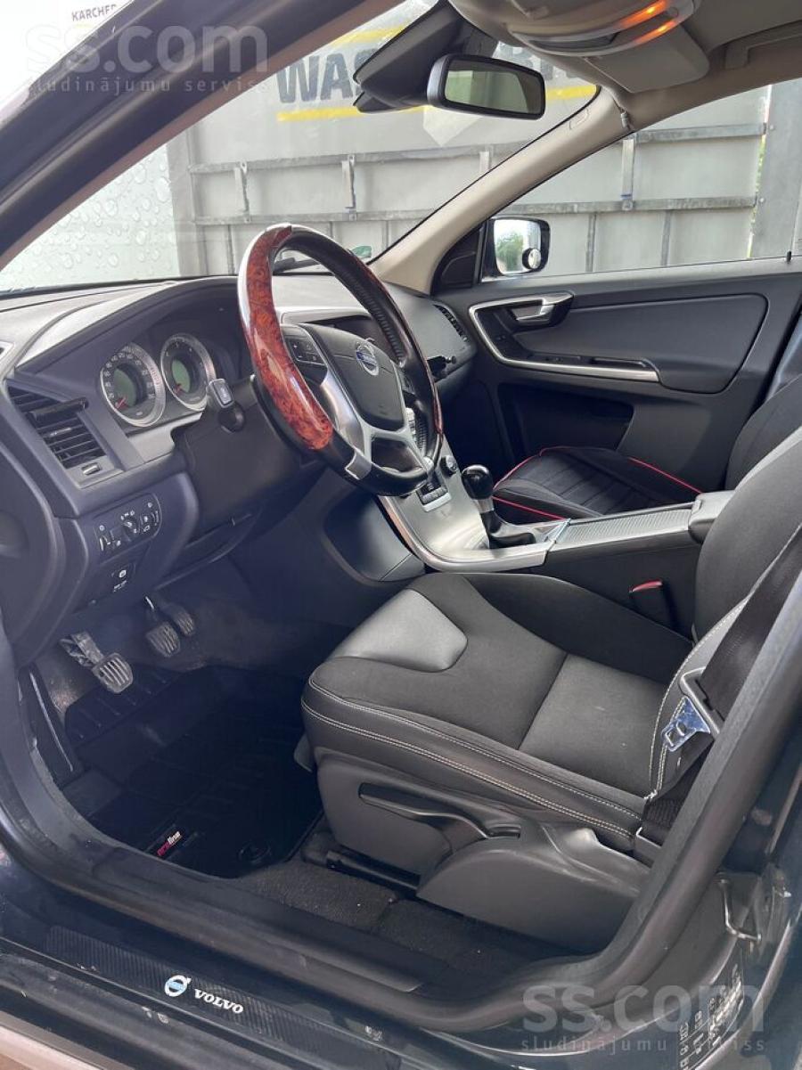 Melns Volvo XC60 2012 Liepāja, ar dzinēja tilpumu 2.00 L un nobraukumu 249 tūkst. km par 10500 €, foto 10 vietnē AUTOMOTO.COM.LV