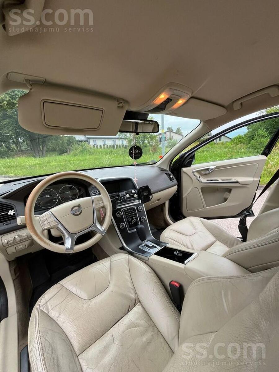 Melns Volvo XC60 2012 Dobele, ar dzinēja tilpumu 2.40 L un nobraukumu 393 tūkst. km par 8500 €, foto 1 vietnē AUTOMOTO.COM.LV