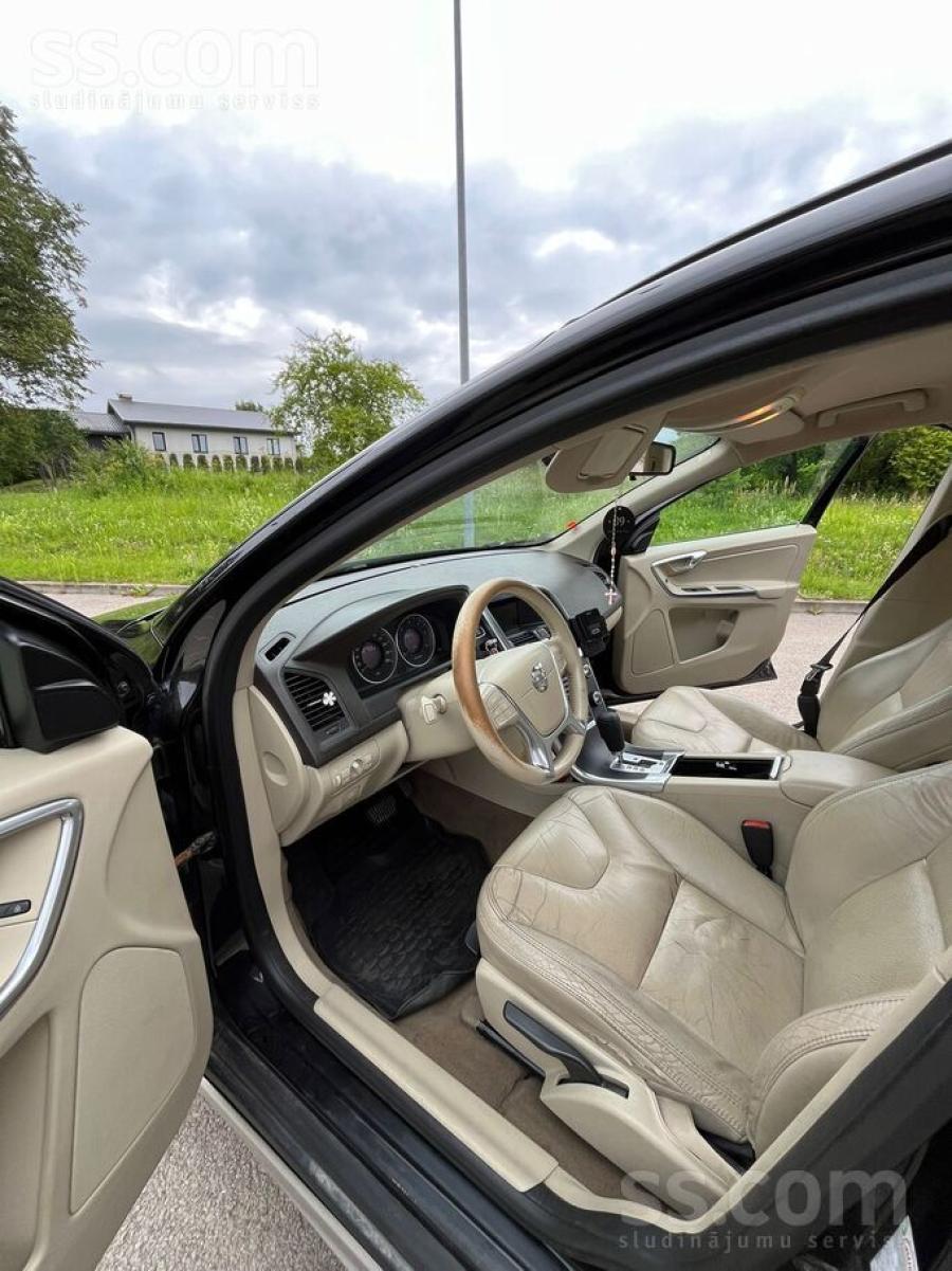 Melns Volvo XC60 2012 Dobele, ar dzinēja tilpumu 2.40 L un nobraukumu 393 tūkst. km par 8500 €, foto 3 vietnē AUTOMOTO.COM.LV
