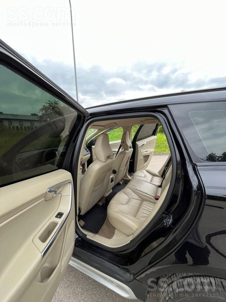 Melns Volvo XC60 2012 Dobele, ar dzinēja tilpumu 2.40 L un nobraukumu 393 tūkst. km par 8500 €, foto 4 vietnē AUTOMOTO.COM.LV