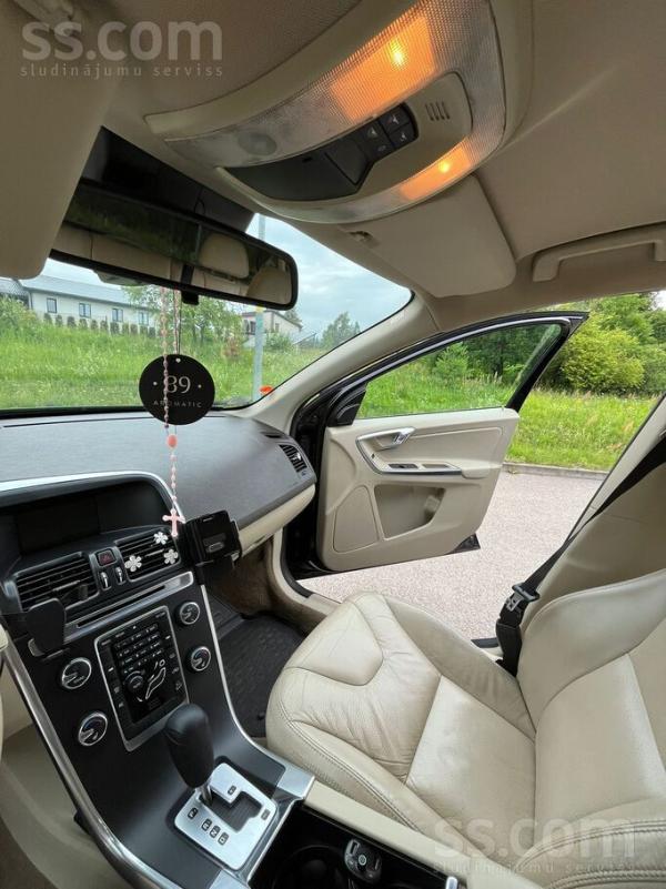 Melns Volvo XC60 2012 Dobele, ar dzinēja tilpumu 2.40 L un nobraukumu 393 tūkst. km par 8500 €, foto 5 vietnē AUTOMOTO.COM.LV