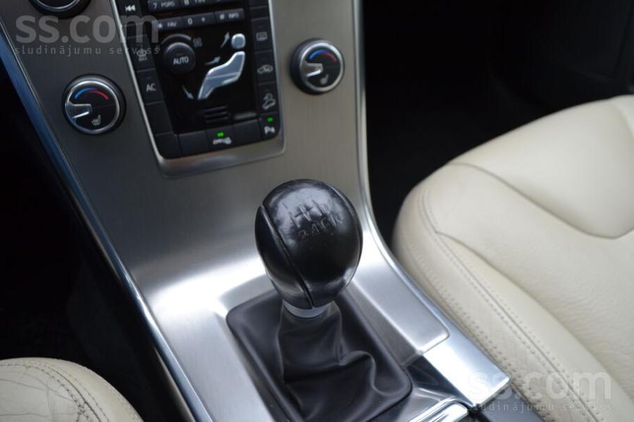 Melns Volvo XC60 2012 Rīga, ar dzinēja tilpumu 2.40 L un nobraukumu 296 tūkst. km par 9450 €, foto 24 vietnē AUTOMOTO.COM.LV