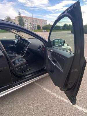 Melns Volvo XC60 2012 Šauļi, ar dzinēja tilpumu 2.40 L un nobraukumu 286 tūkst. km par 12500 €, foto 18 vietnē AUTOMOTO.COM.LV