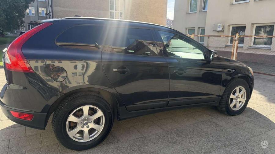Black Volvo XC60 2012 in Vilnius, with an engine capacity of 1.98 L and mileage of 466 thousand km for 5800 €, photo 5 on AUTOMOTO.COM.LV