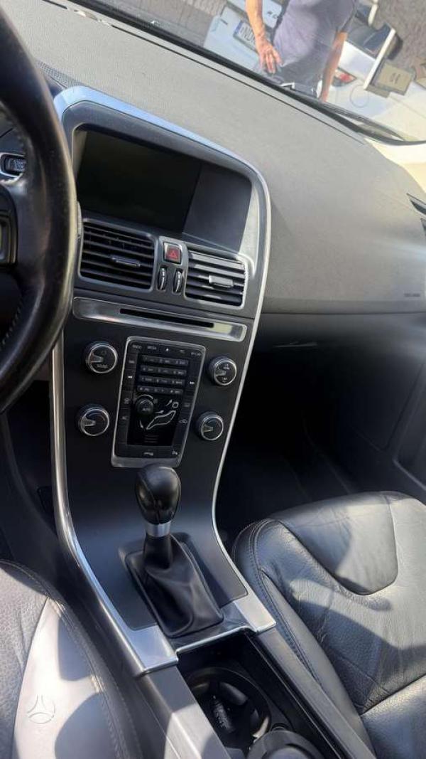 Melns Volvo XC60 2012 Viļņa, ar dzinēja tilpumu 1.98 L un nobraukumu 466 tūkst. km par 5800 €, foto 6 vietnē AUTOMOTO.COM.LV