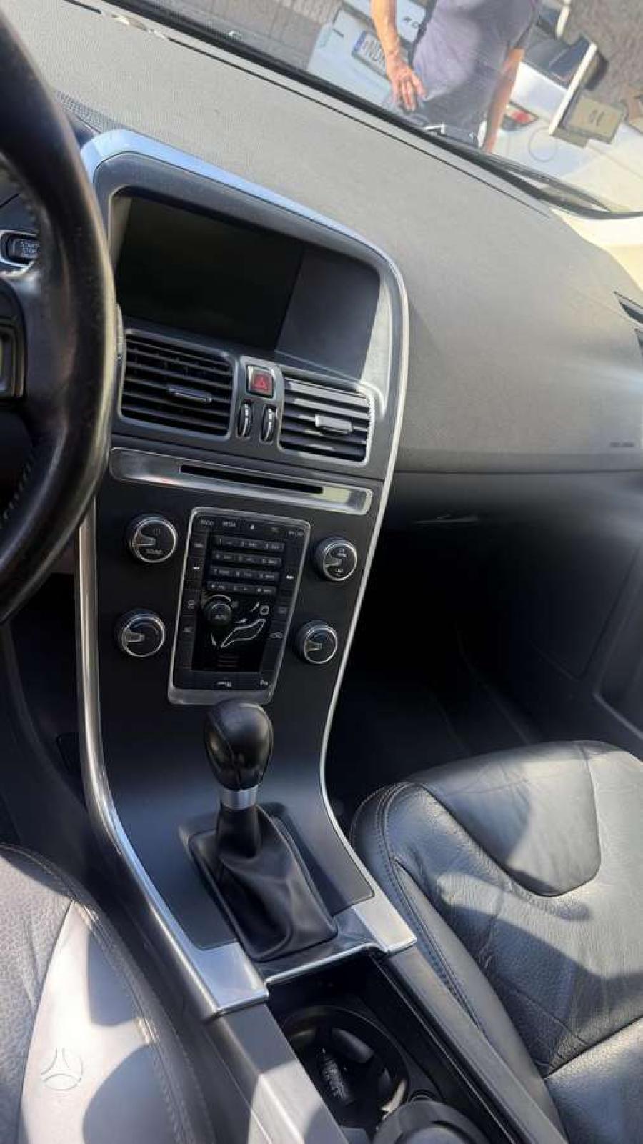 Black Volvo XC60 2012 in Vilnius, with an engine capacity of 1.98 L and mileage of 466 thousand km for 5800 €, photo 6 on AUTOMOTO.COM.LV