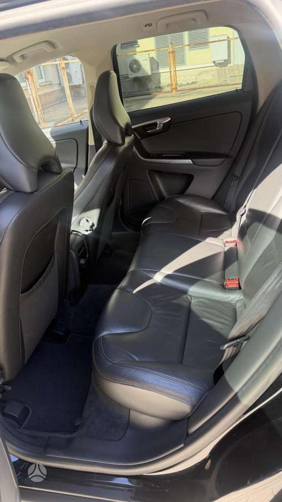 Black Volvo XC60 2012 in Vilnius, with an engine capacity of 1.98 L and mileage of 466 thousand km for 5800 €, photo 7 on AUTOMOTO.COM.LV