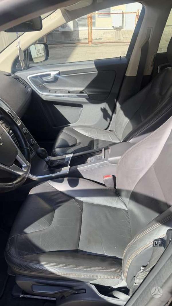 Melns Volvo XC60 2012 Viļņa, ar dzinēja tilpumu 1.98 L un nobraukumu 466 tūkst. km par 5800 €, foto 8 vietnē AUTOMOTO.COM.LV