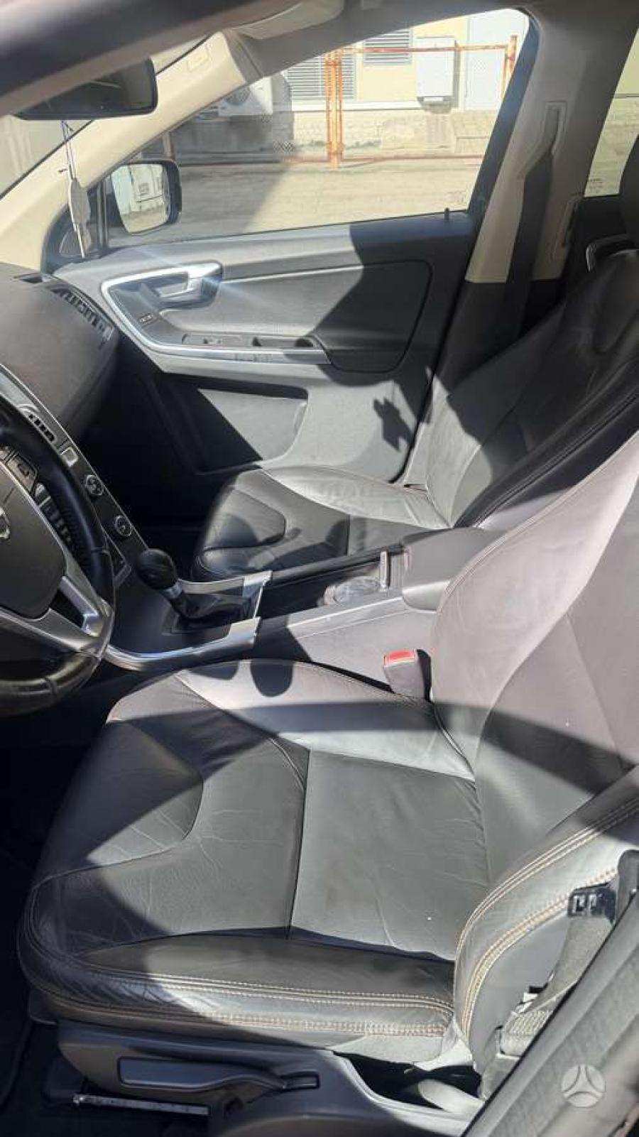 Black Volvo XC60 2012 in Vilnius, with an engine capacity of 1.98 L and mileage of 466 thousand km for 5800 €, photo 8 on AUTOMOTO.COM.LV