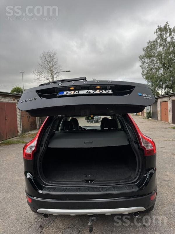 Black Volvo XC60 2012 in Riga, with an engine capacity of 2.40 L and mileage of 306 thousand km for 10300 €, photo 9 on AUTOMOTO.COM.LV
