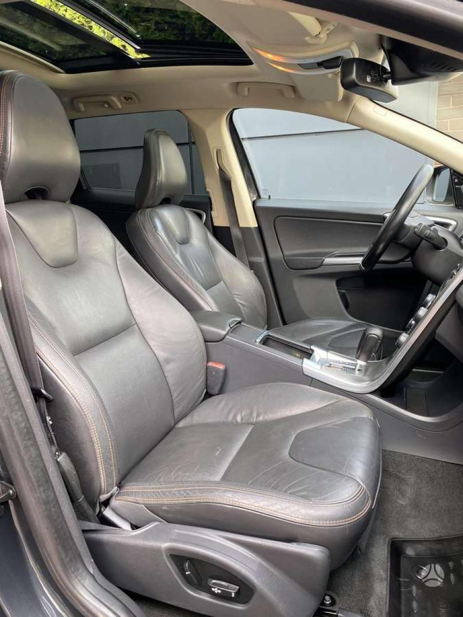 Black Volvo XC60 2012 in Marijampole, with an engine capacity of 2.40 L and mileage of 245 thousand km for 11450 €, photo 47 on AUTOMOTO.COM.LV