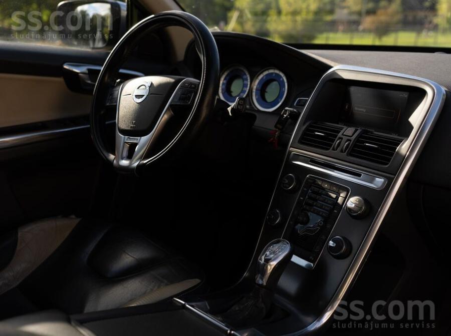 Black Volvo XC60 2012 in Valmiera, with an engine capacity of 2.40 L and mileage of 273 thousand km for 9900 €, photo 14 on AUTOMOTO.COM.LV