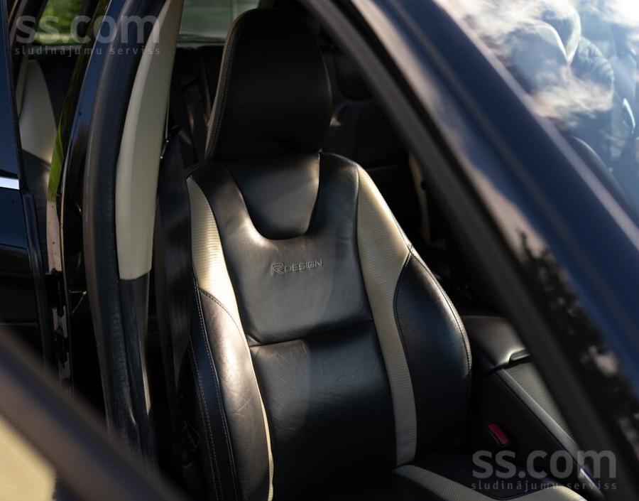 Black Volvo XC60 2012 in Valmiera, with an engine capacity of 2.40 L and mileage of 273 thousand km for 9900 €, photo 16 on AUTOMOTO.COM.LV