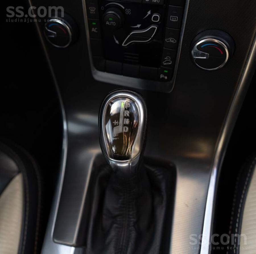Black Volvo XC60 2012 in Valmiera, with an engine capacity of 2.40 L and mileage of 273 thousand km for 9900 €, photo 17 on AUTOMOTO.COM.LV