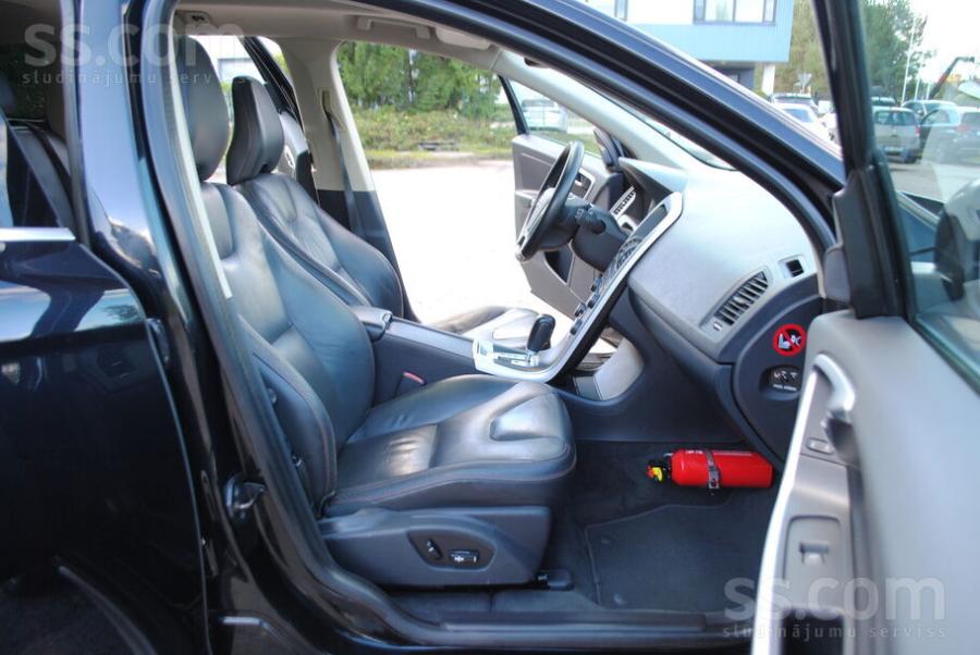 Black Volvo XC60 2012 in Riga, with an engine capacity of 2.40 L and mileage of 302 thousand km for 9990 €, photo 15 on AUTOMOTO.COM.LV