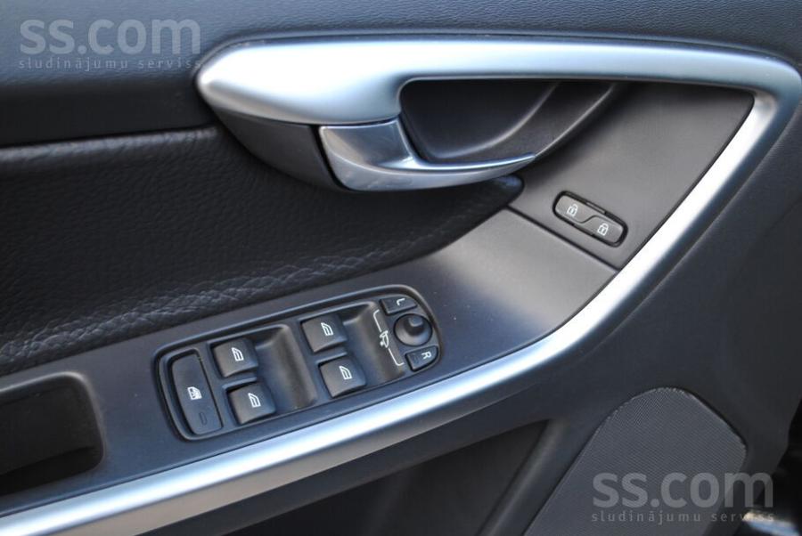 Black Volvo XC60 2012 in Riga, with an engine capacity of 2.40 L and mileage of 302 thousand km for 9990 €, photo 18 on AUTOMOTO.COM.LV