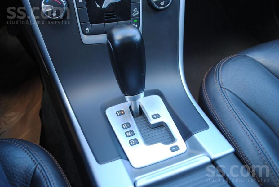 Black Volvo XC60 2012 in Riga, with an engine capacity of 2.40 L and mileage of 302 thousand km for 9990 €, photo 26 on AUTOMOTO.COM.LV