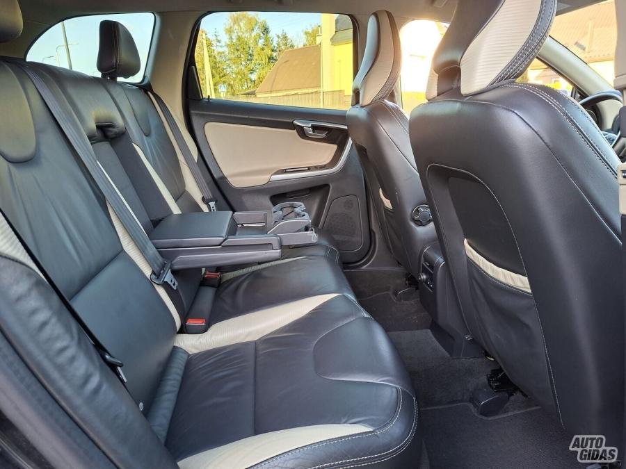 Black Volvo XC60 2012 in Siauliai, with an engine capacity of 3.20 L and mileage of 280 thousand km for 6000 €, photo 14 on AUTOMOTO.COM.LV