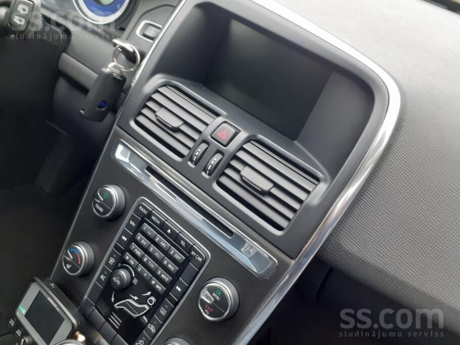 Black Volvo XC60 2012 in Riga, with an engine capacity of 2.40 L and mileage of 216 thousand km for 12800 €, photo 9 on AUTOMOTO.COM.LV