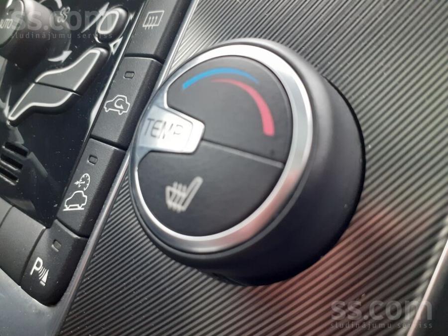 Black Volvo XC60 2012 in Riga, with an engine capacity of 2.40 L and mileage of 216 thousand km for 12800 €, photo 10 on AUTOMOTO.COM.LV