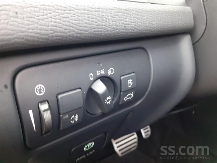 Black Volvo XC60 2012 in Riga, with an engine capacity of 2.40 L and mileage of 216 thousand km for 12800 €, photo 12 on AUTOMOTO.COM.LV